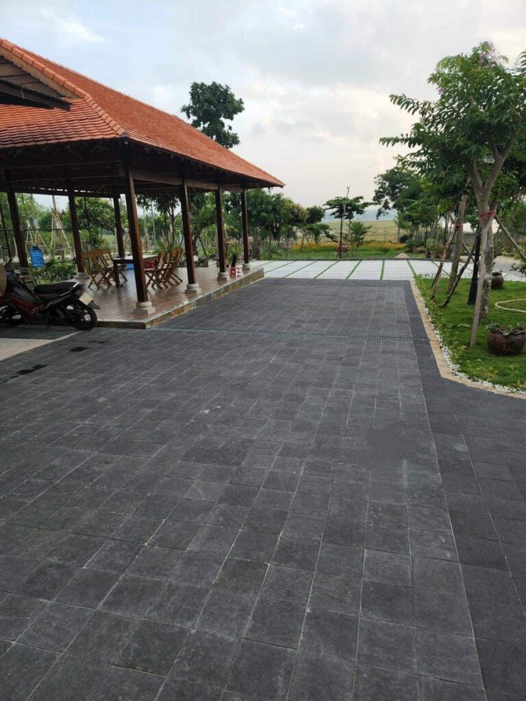 ĐÁ BAZAN ĐEN KHÒ LỬA LÁT SÂN CAO CẤP 10x10